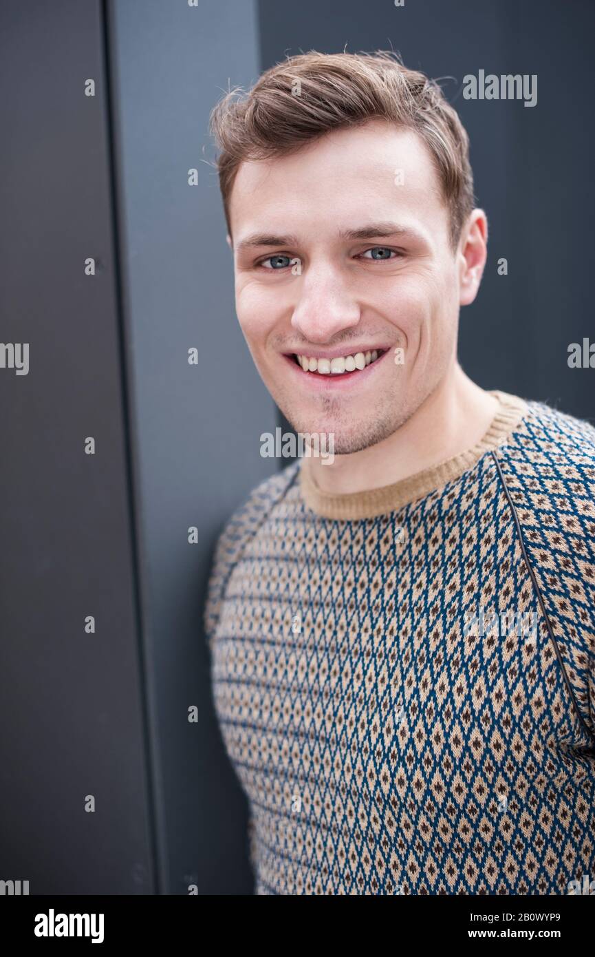 30 to 32 years old hi-res stock photography and images - Alamy