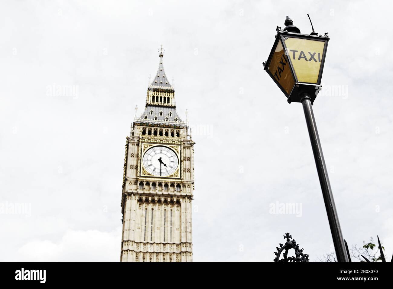 Big ben and taxi shield hi-res stock photography and images - Alamy