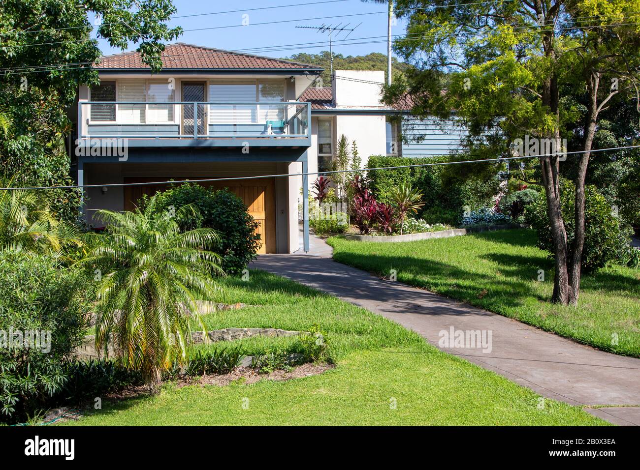 Australian homes and gardens in the Sydney suburb of Bayview on the ...