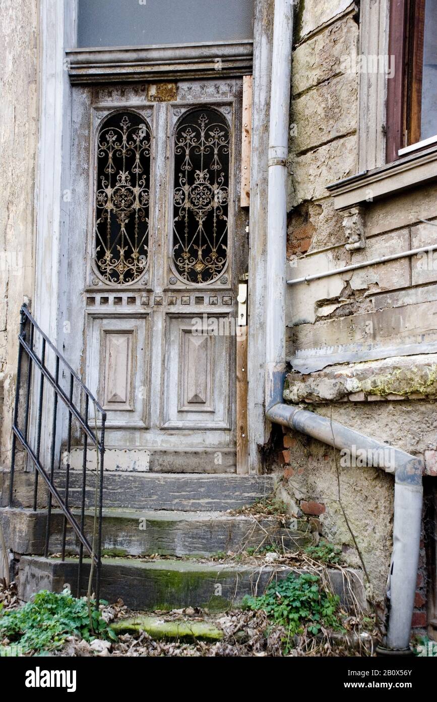 Run down front of a building hi-res stock photography and images - Alamy