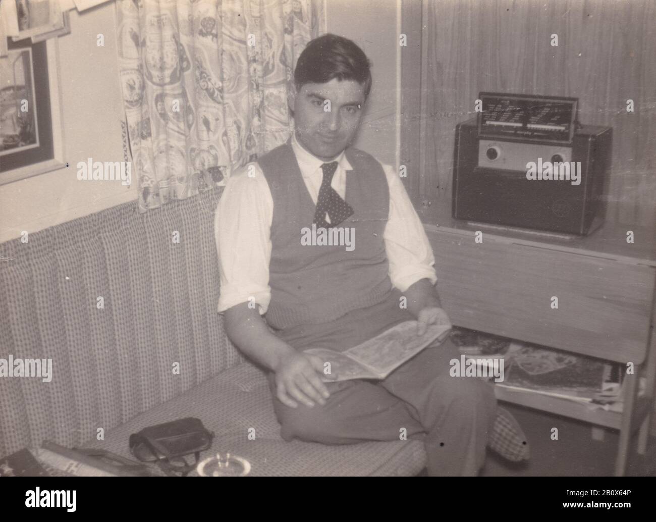 Man listening to radio 1950s hi-res stock photography and images - Alamy