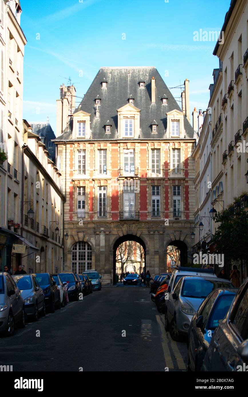 Interesting Parisian drive thru street building landscape in Paris ...