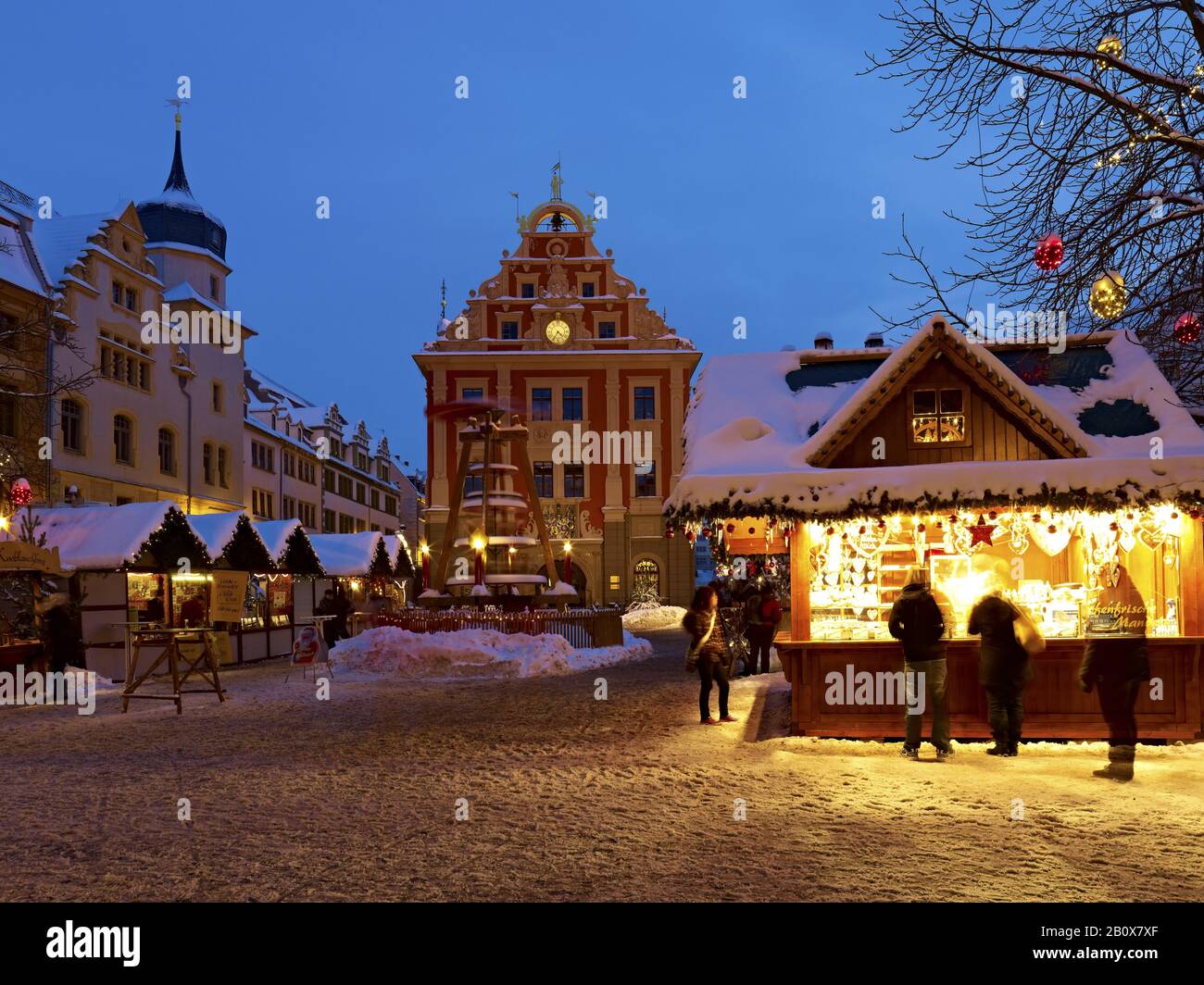 Christmas market with town hall on market, district town Gotha ...