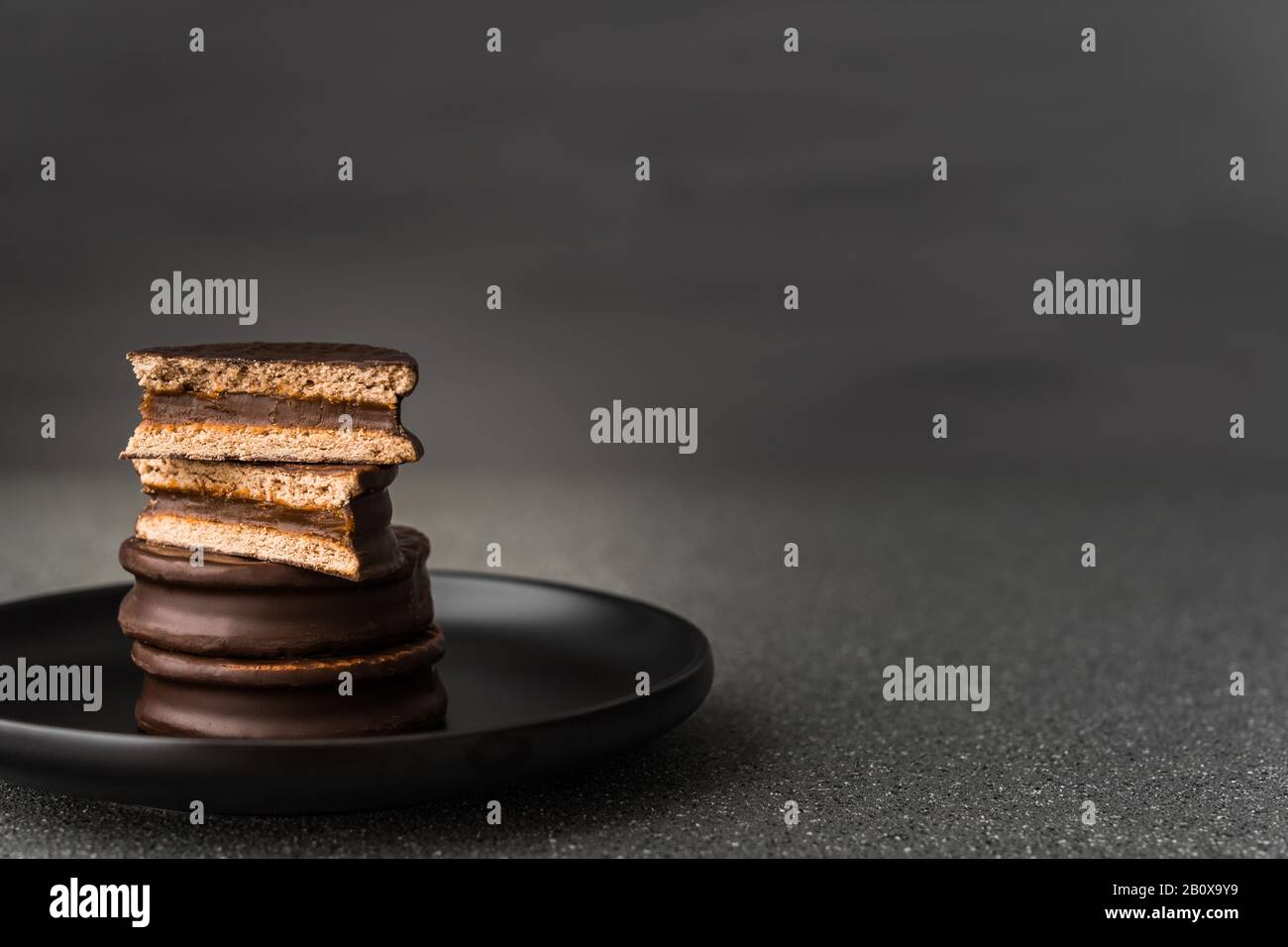 Alfajor dulce de leche hi-res stock photography and images - Alamy