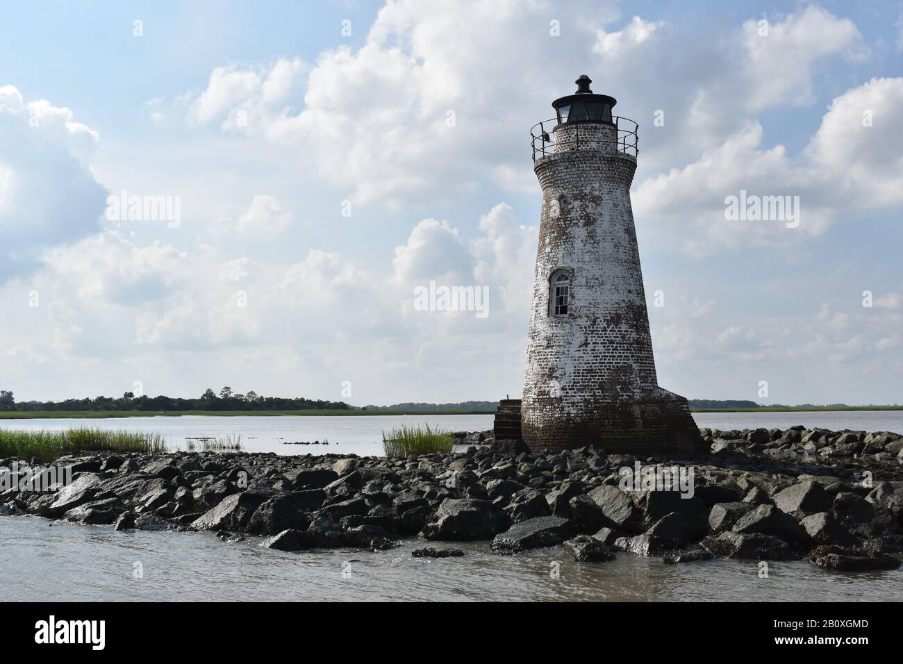Cockspur Island lighthouse in the Savanna River in Georgia USA Stock ...