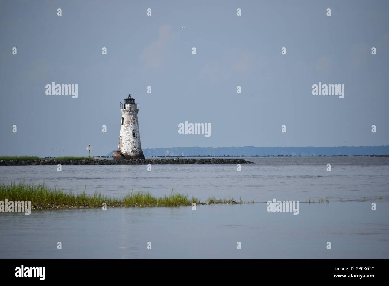 Cockspur Island lighthouse in the Savanna River in Georgia USA Stock ...