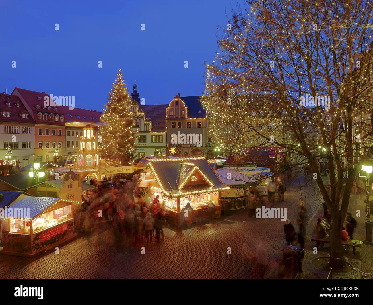 Christmas market on the Weimar market square, Thuringia, Germany Stock ...