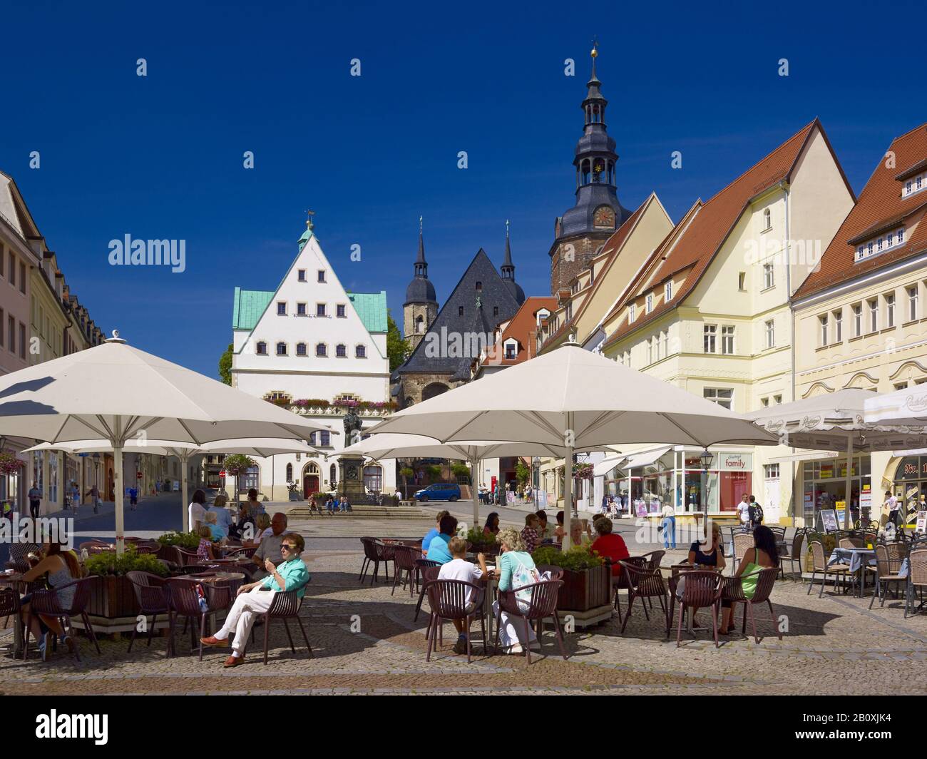 Market with town hall and St. Andreas church, open-air café in ...