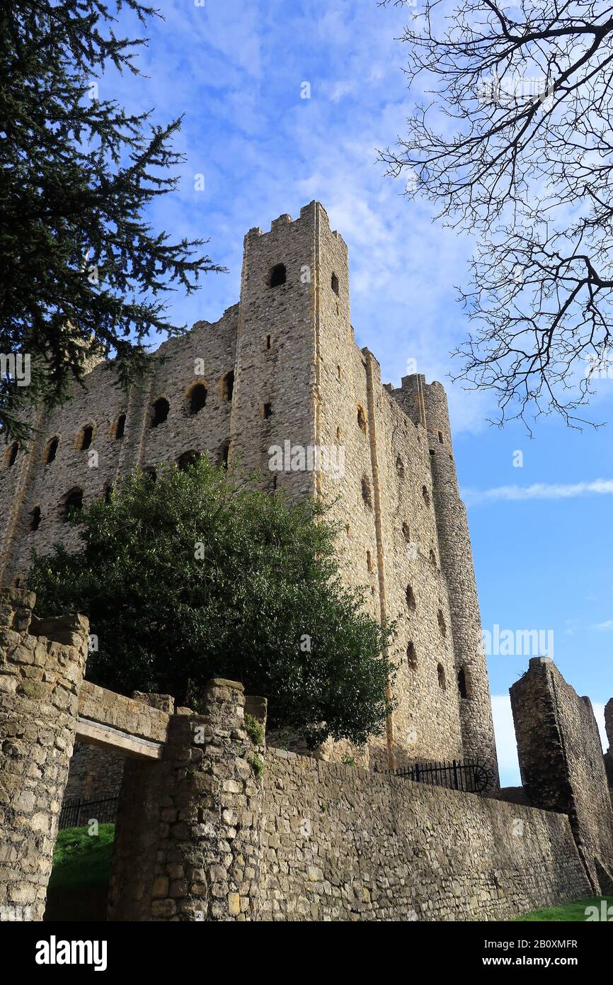 Rochester castle round tower hi-res stock photography and images - Alamy