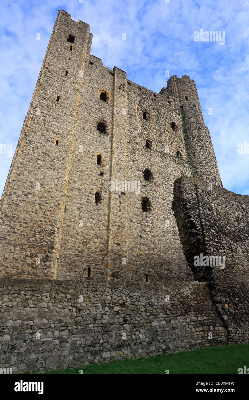 Rochester castle round tower hi-res stock photography and images - Alamy