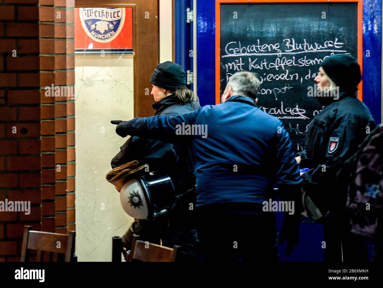 Bar fight hi-res stock photography and images - Alamy