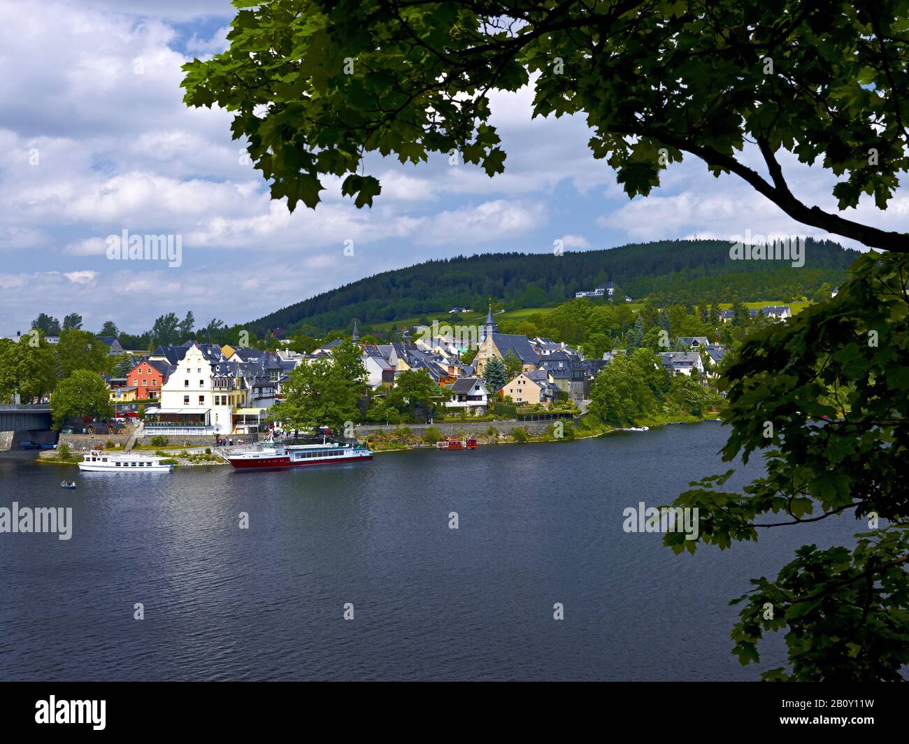 View of Saalburg at the Bleilochtalsperre with boat landing stage ...