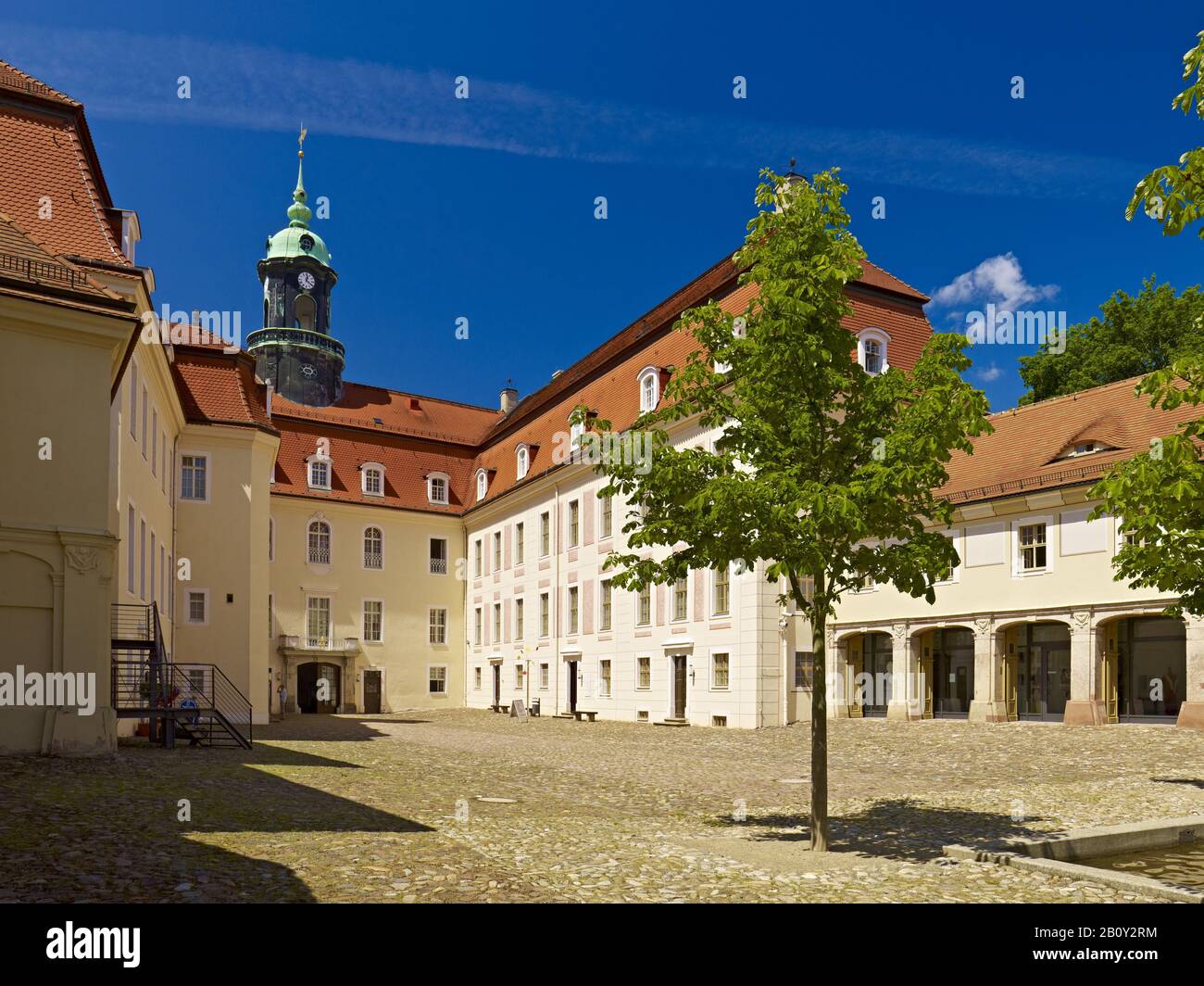 Courtyard of castle hi-res stock photography and images - Alamy