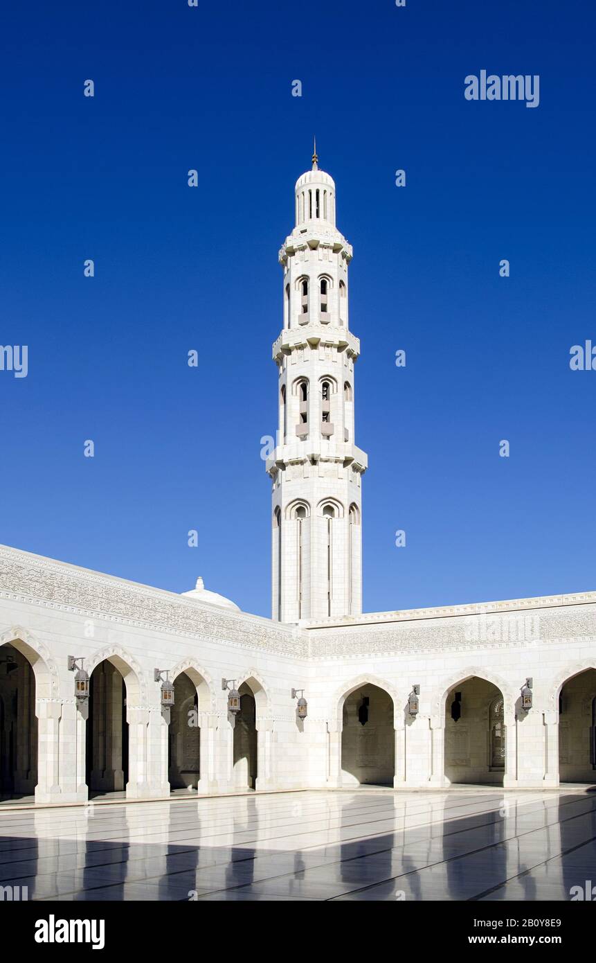 Great Sultan Qaboos Mosque in Muscat, Oman Stock Photo - Alamy