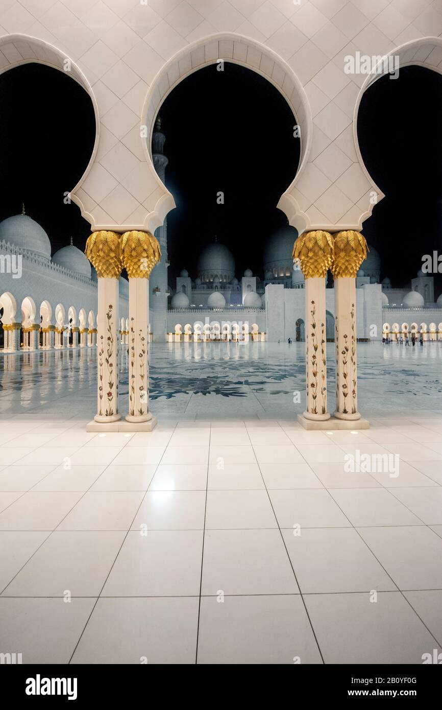 Arcades, illuminated, at night, Sheikh Zayed Mosque, Abu Dhabi, UAE ...