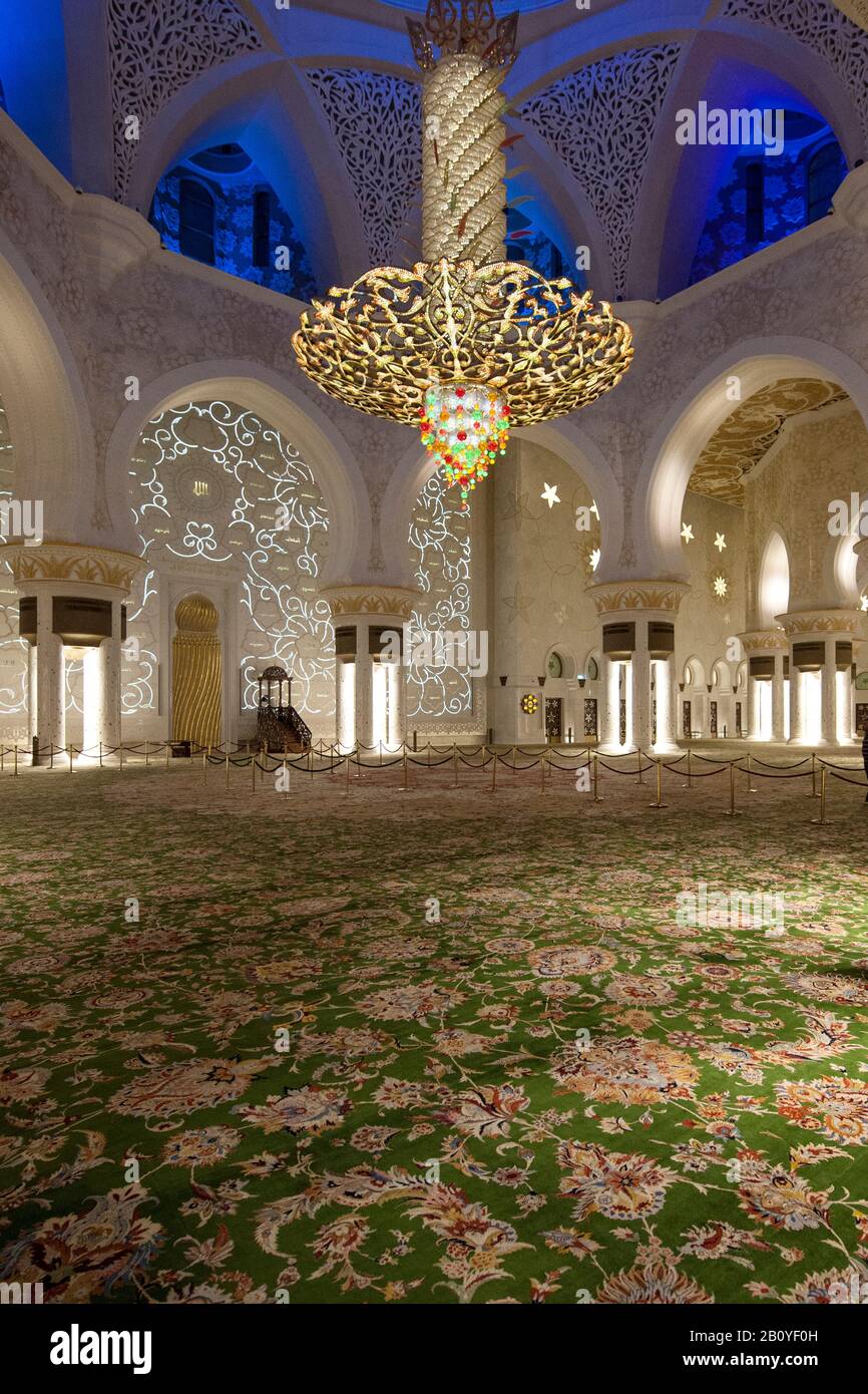 Prayer room with chandelier, Sheikh Zayed Mosque, Abu Dhabi, UAE Stock ...