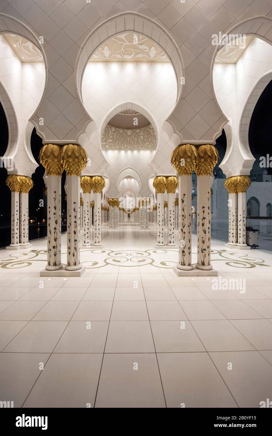 Arcades, illuminated, at night, Sheikh Zayed Mosque, Abu Dhabi, UAE ...