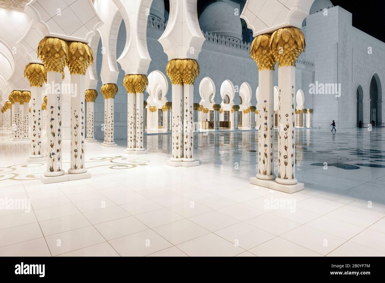 Arcades, illuminated, at night, Sheikh Zayed Mosque, Abu Dhabi, UAE ...