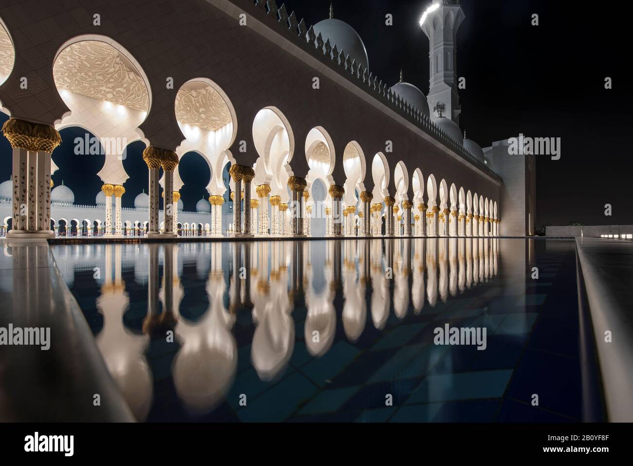 Arcades, illuminated, at night, Sheikh Zayed Mosque, Abu Dhabi, UAE ...