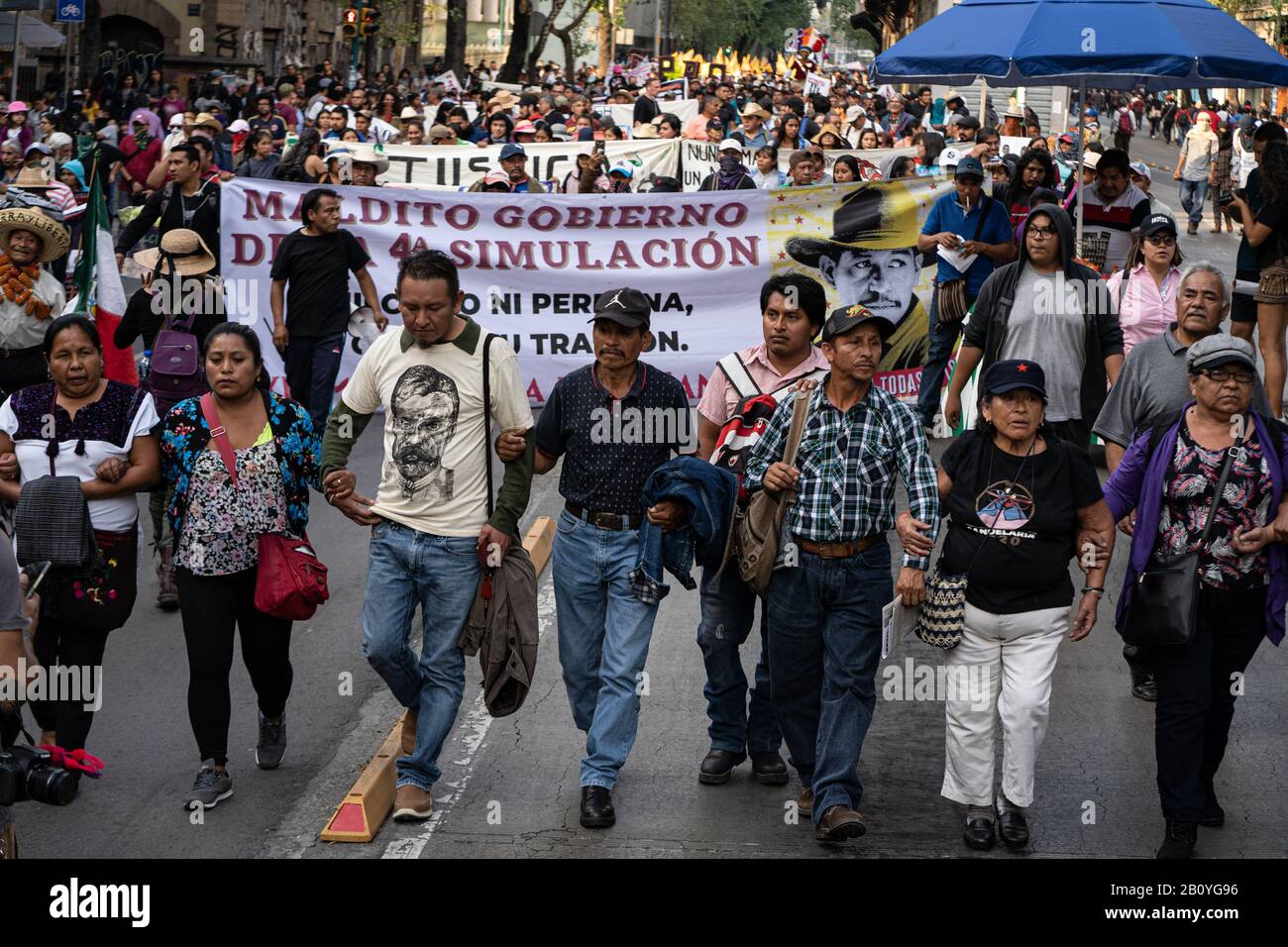 Linked arms protest hi-res stock photography and images - Alamy