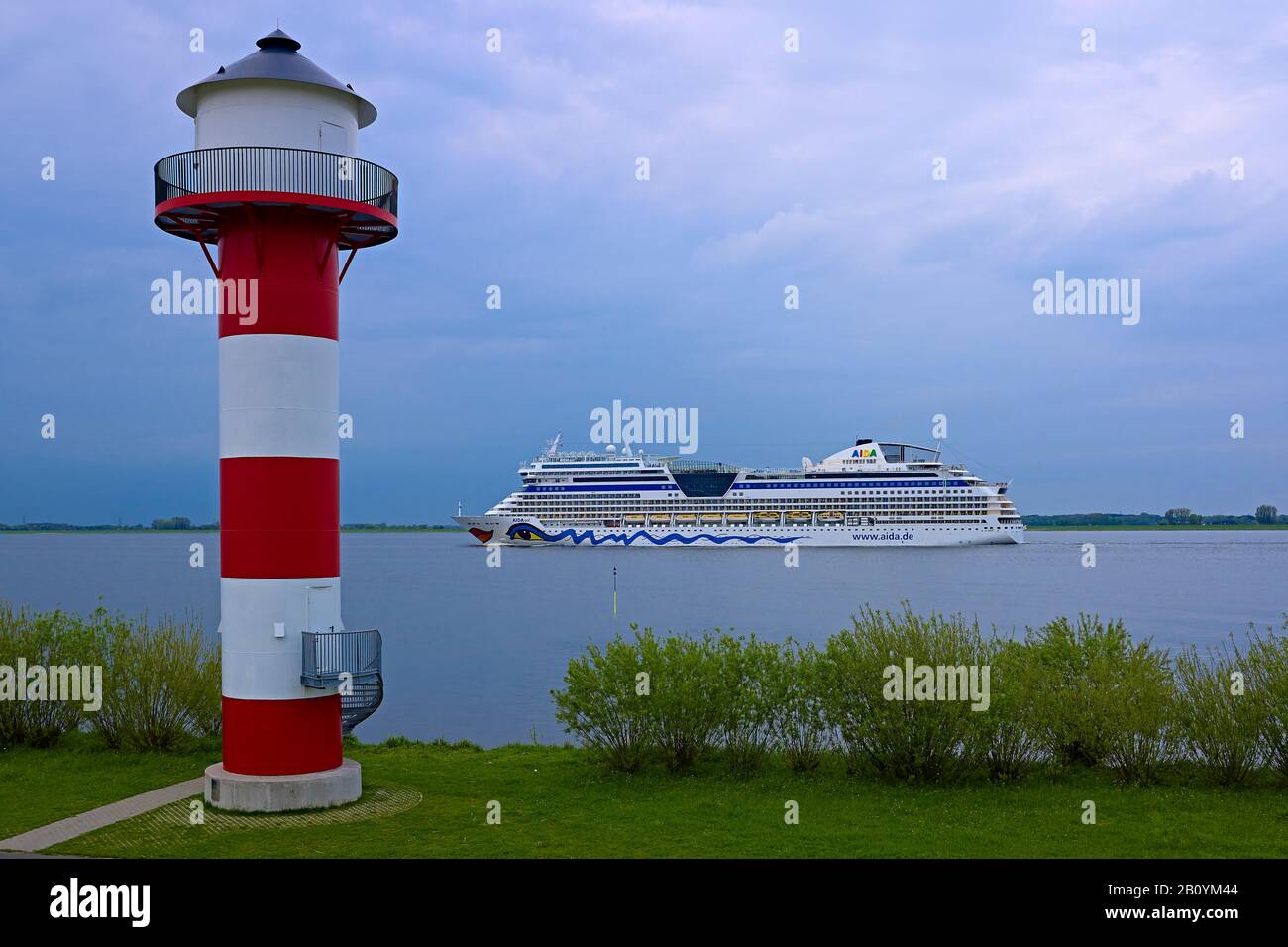 Unterfeuer am elbdeich in luhe with cruise ship aida hi-res stock ...