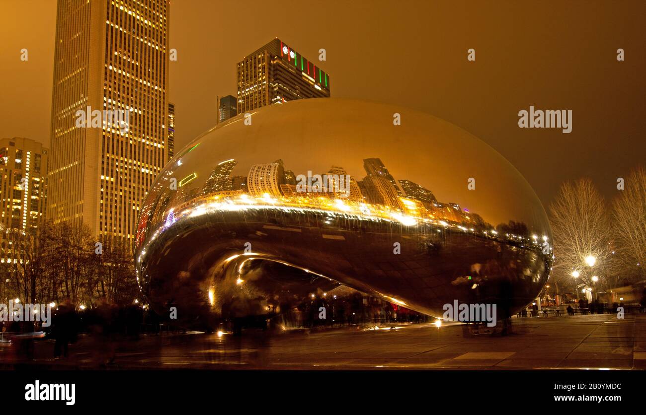 Chicago Cloud Gate at Night Stock Photo - Alamy
