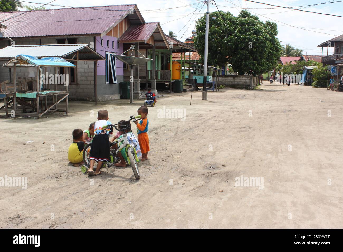 Kids playing outside hi-res stock photography and images - Alamy