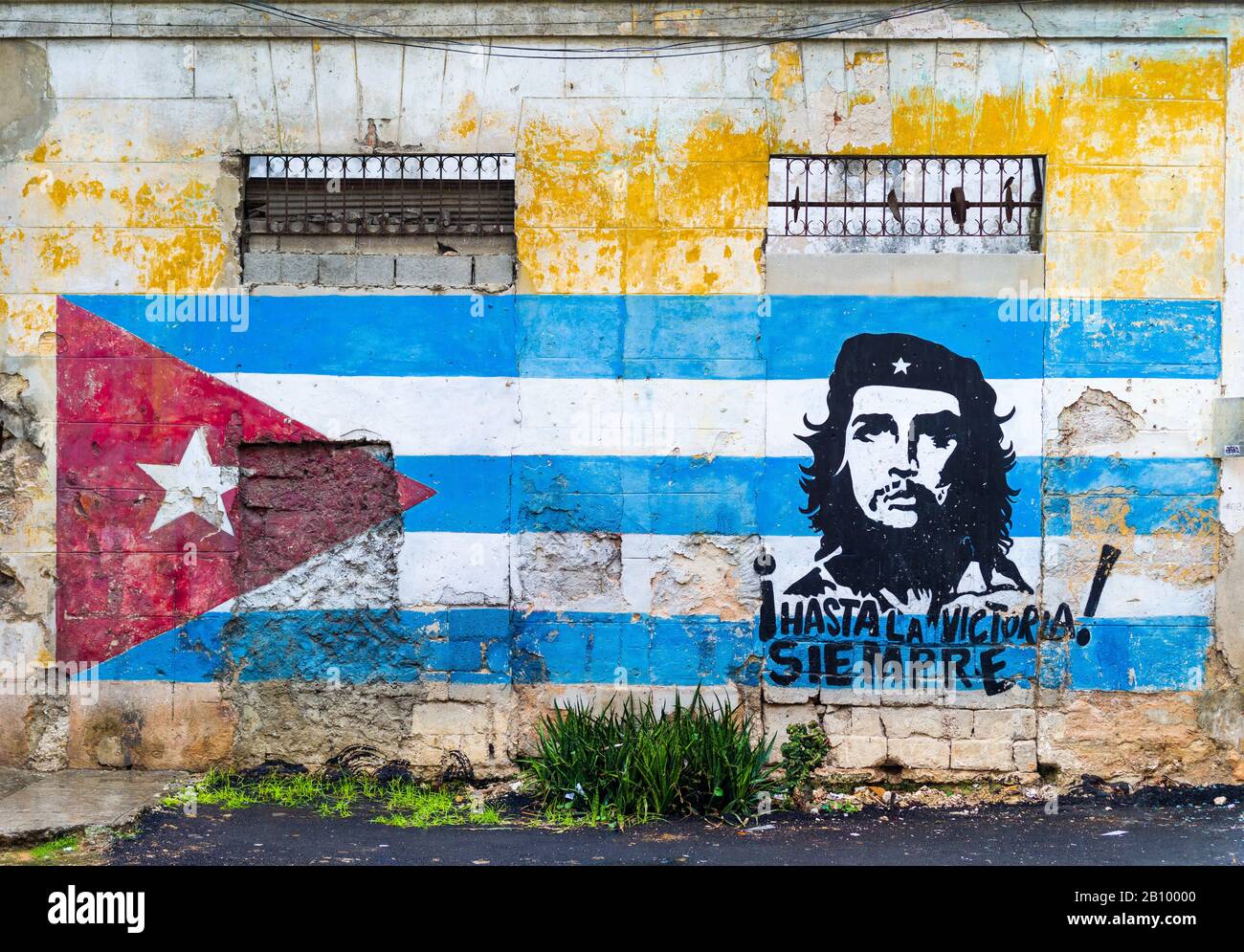 Che Guevara mural with Cuban flag, Havana, Cuba Stock Photo - Alamy