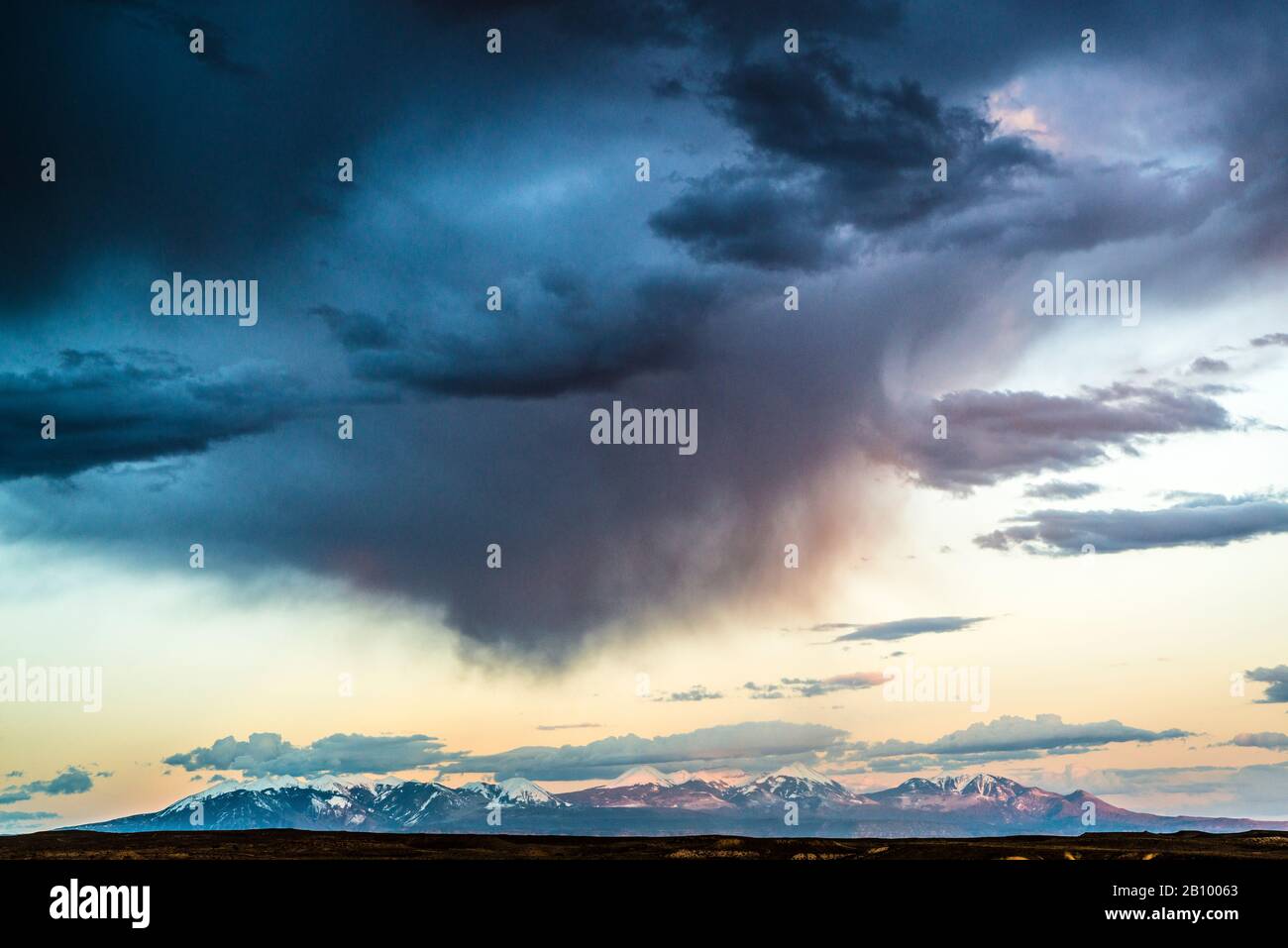 Rain clouds in the desert hi-res stock photography and images - Alamy