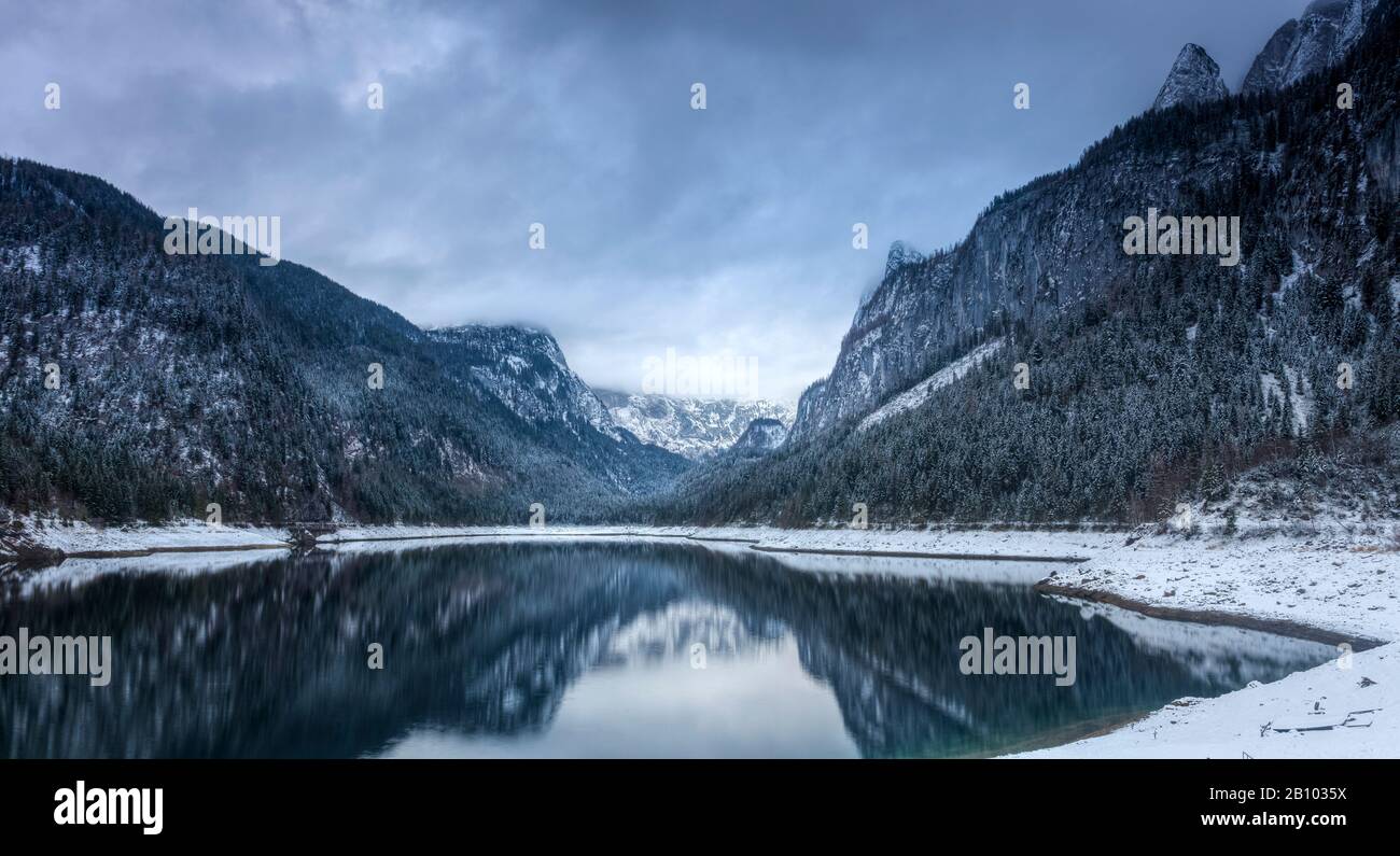 Wintery Gosausee with mountain reflection, Gosau, Salzkammergut ...
