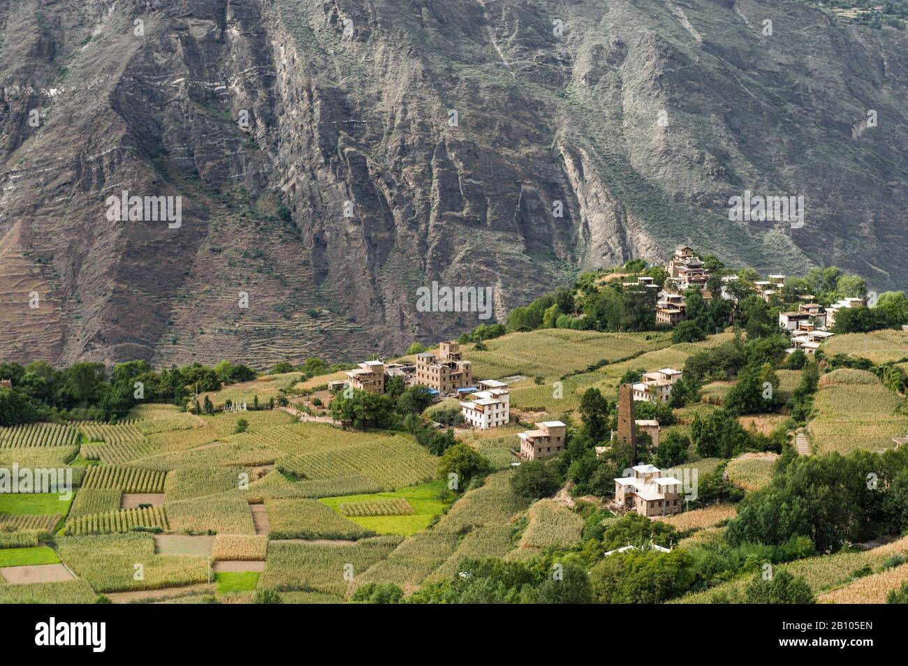 The village of Danpa in the fertile highlands of Kham, Tibet Stock ...