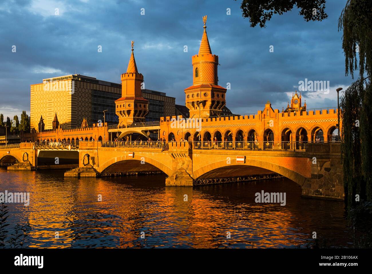 Oberbaum Bridge, Friedrichshain-Kreuzberg, Berlin Stock Photo - Alamy