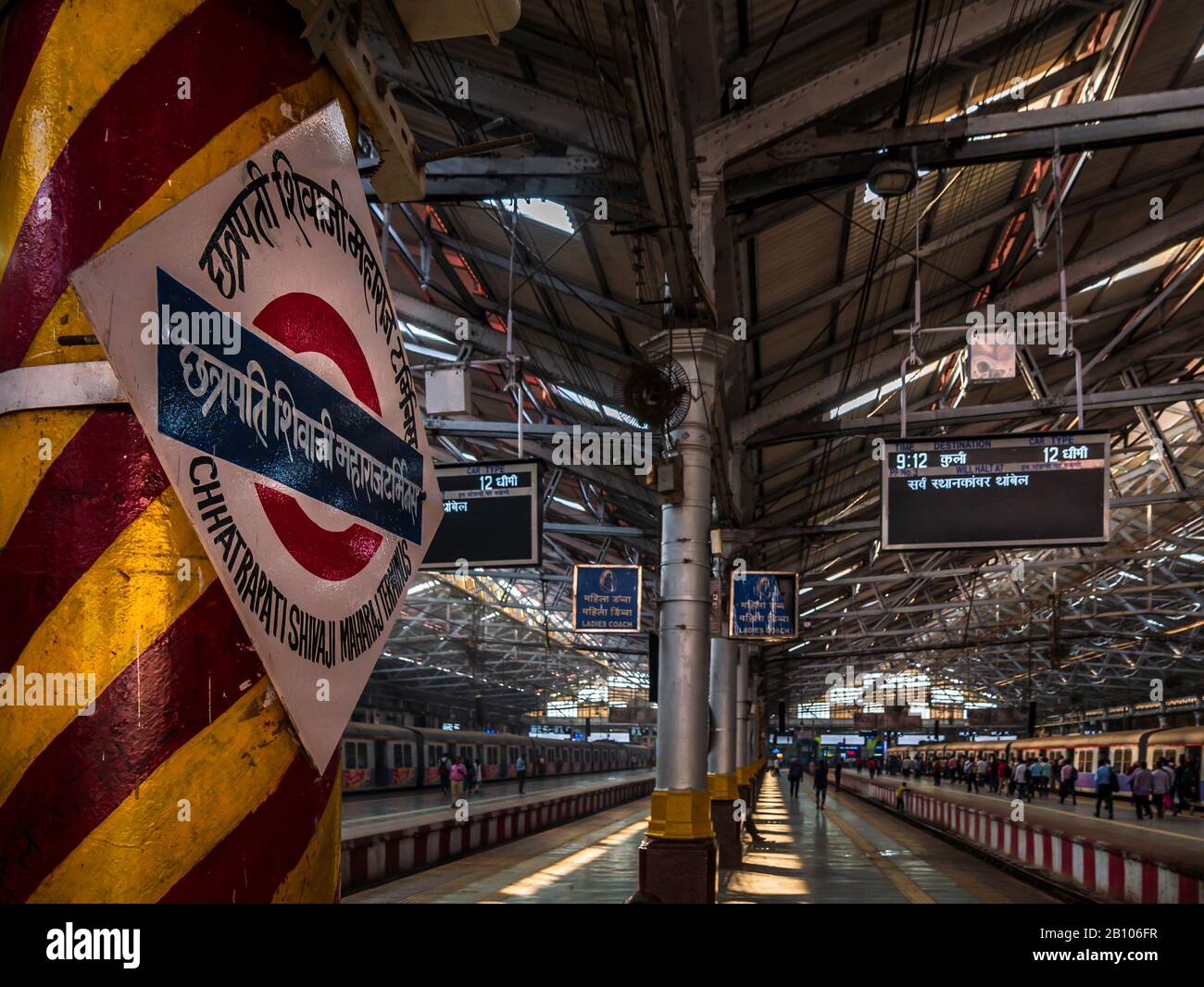 Crowd in mumbai local train hi-res stock photography and images - Alamy