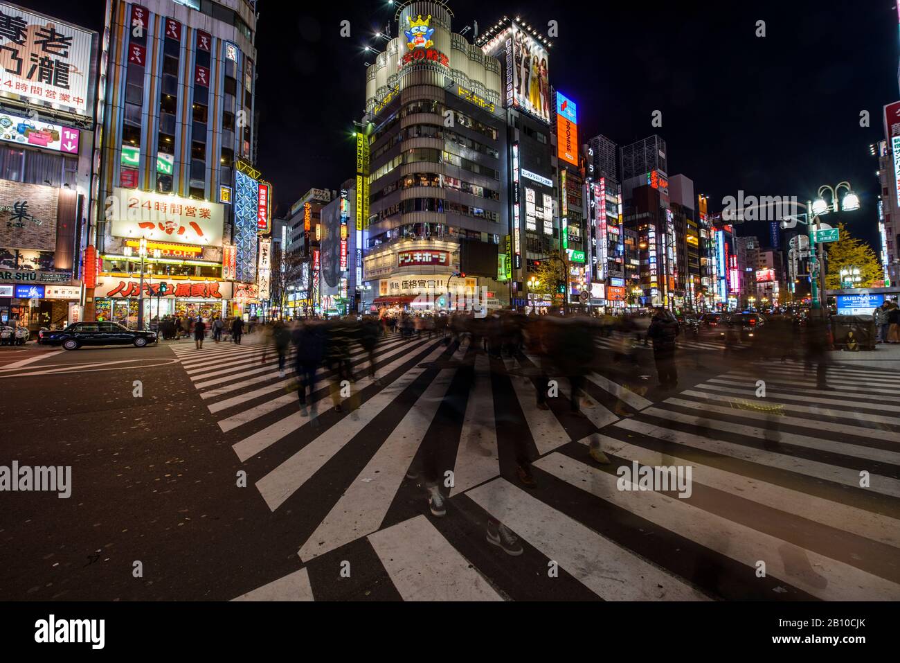 Busy activity at an intersection in Tokyo, Japan Stock Photo - Alamy