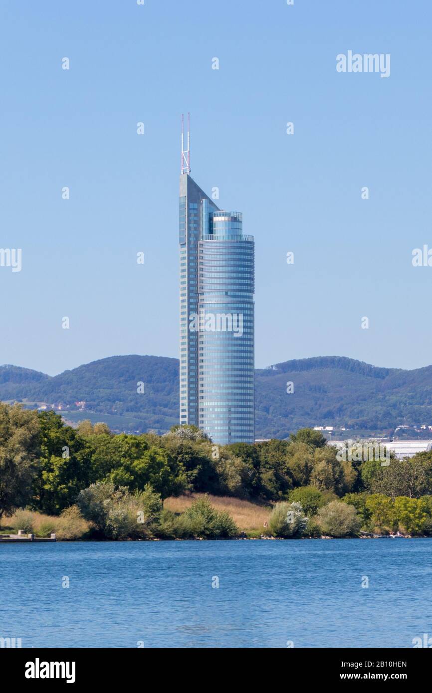 Millennium tower office tower 171 hi-res stock photography and images ...