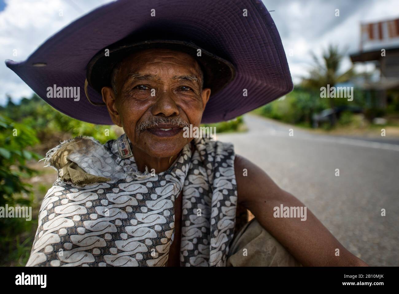 Cocoa bean collector, Sulawesi, Indonesia Stock Photo - Alamy