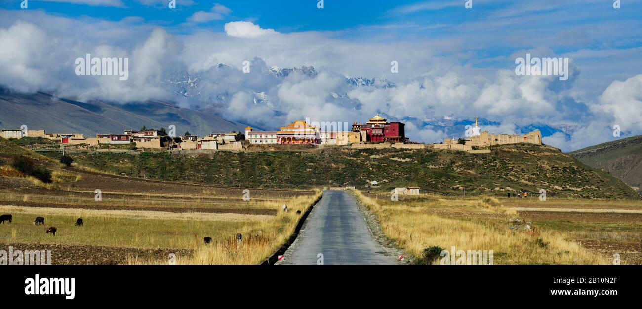 Tibetan people on plateau hi-res stock photography and images - Alamy