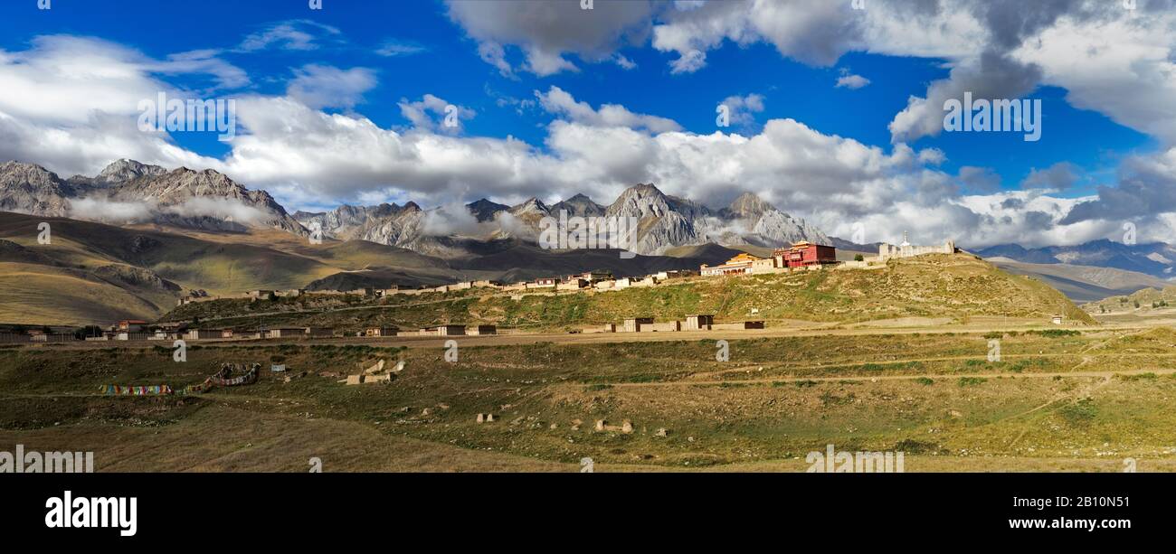 Tibetan temple and monastery near Garze on the Tibetan plateau, Sichuan ...