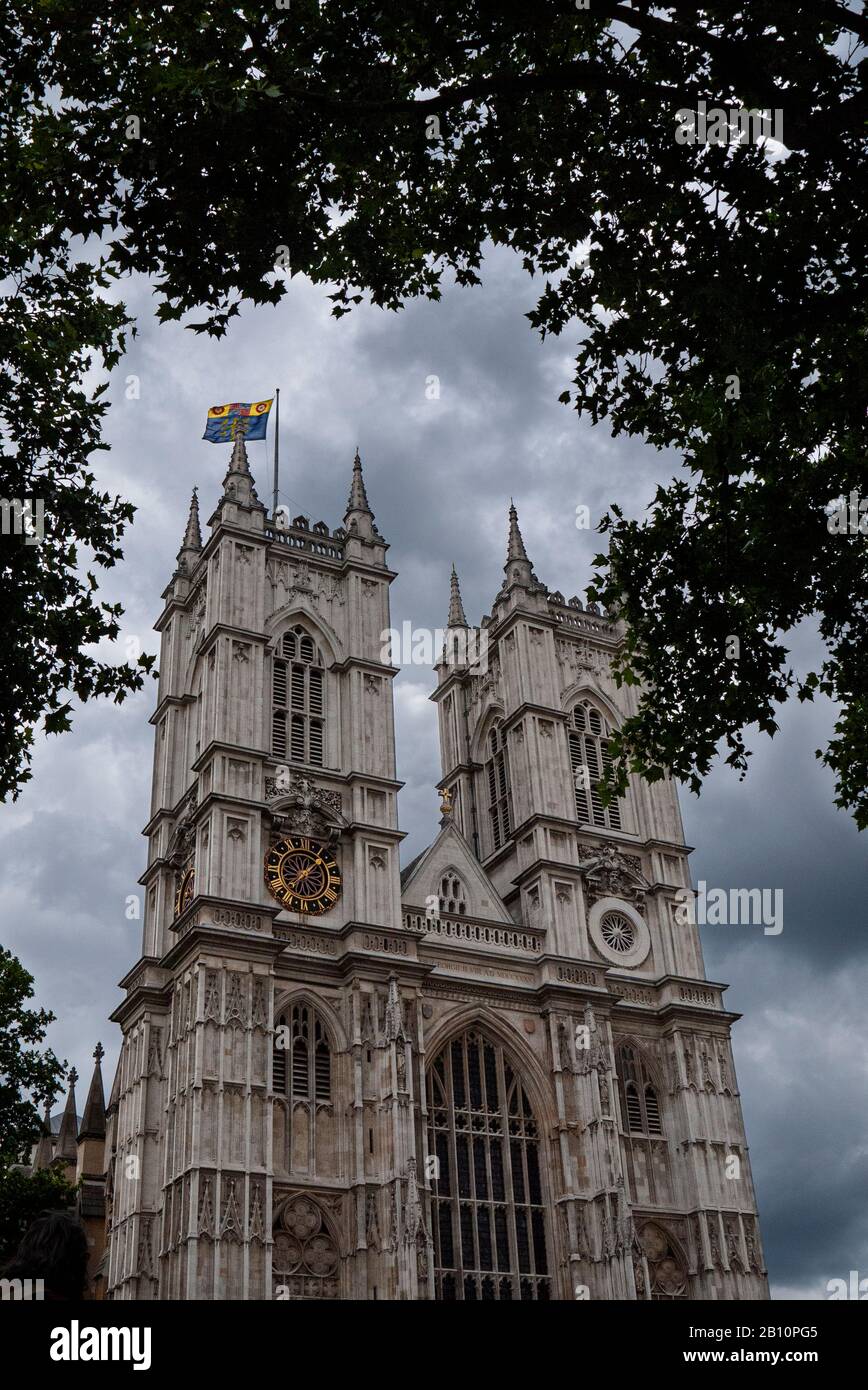 The great twin towers and Western facade of Westminster Abbey ...