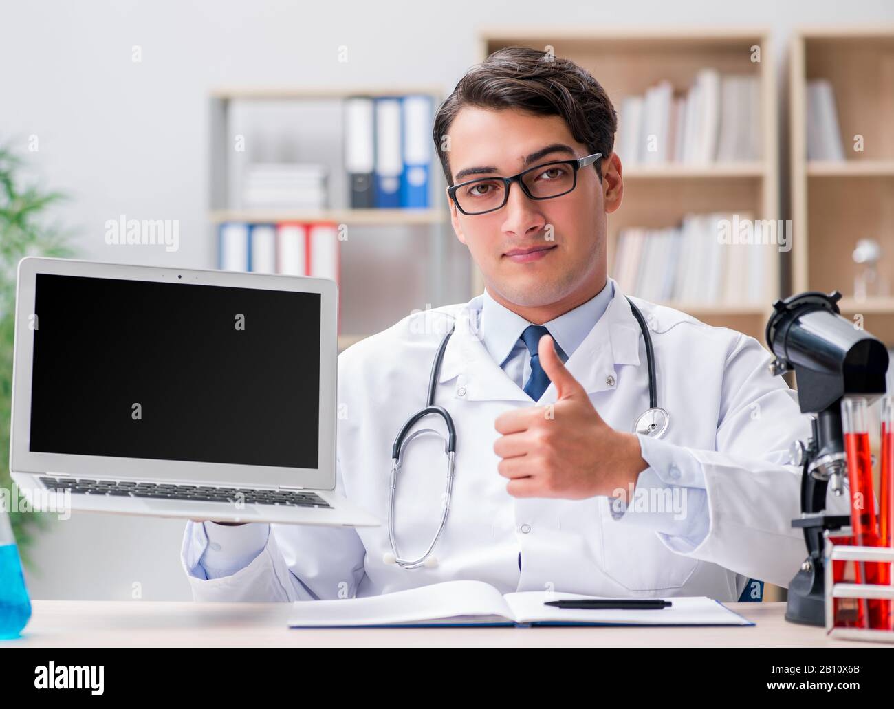 Doctor laptop showing thumbs up hi-res stock photography and images - Alamy