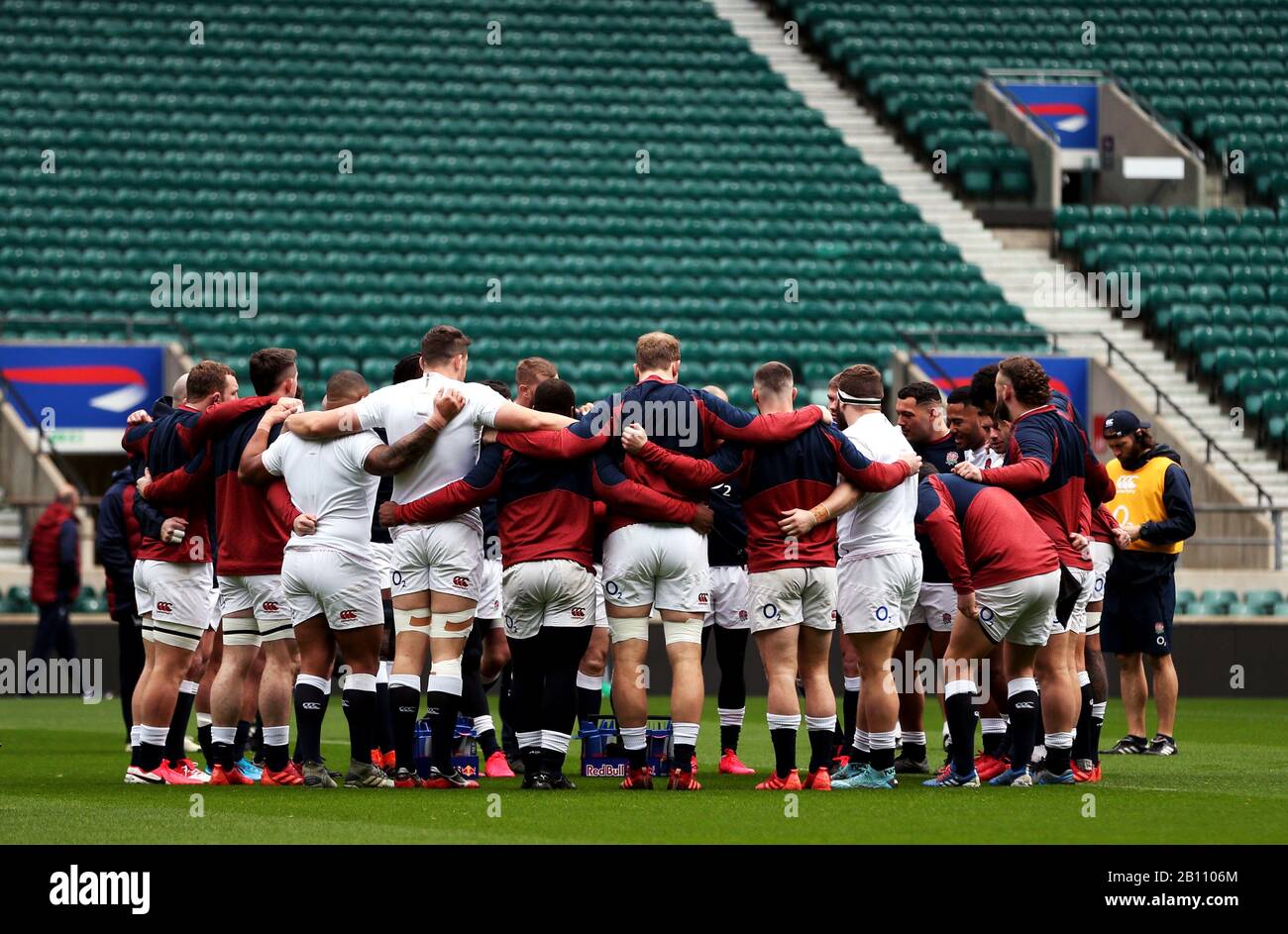 England rugby team huddle hi-res stock photography and images - Alamy