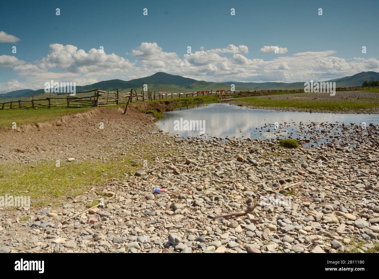 Flussbett am Taikhar Chuluu Stock Photo - Alamy
