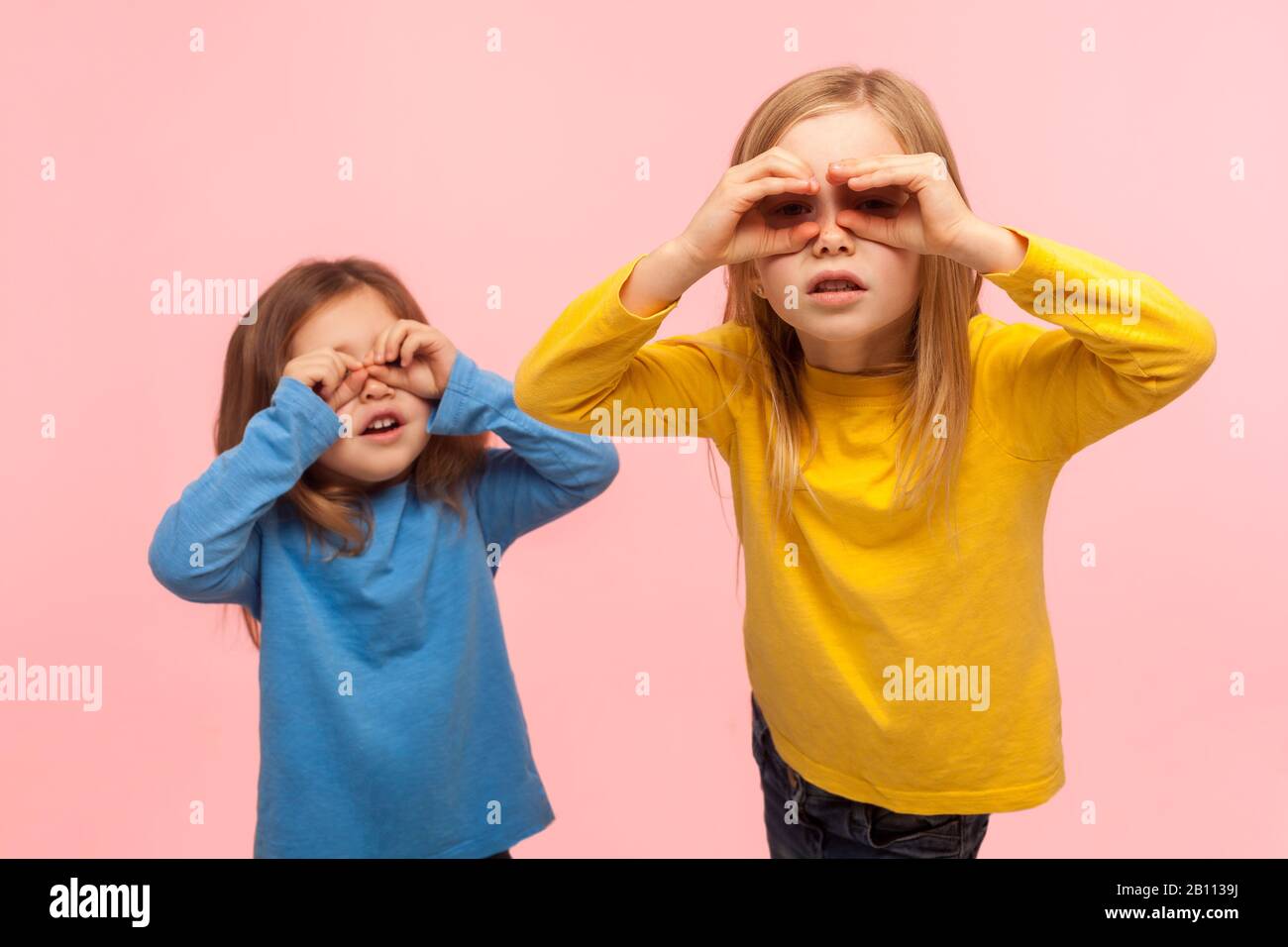 Children looking through binoculars hi-res stock photography and images ...