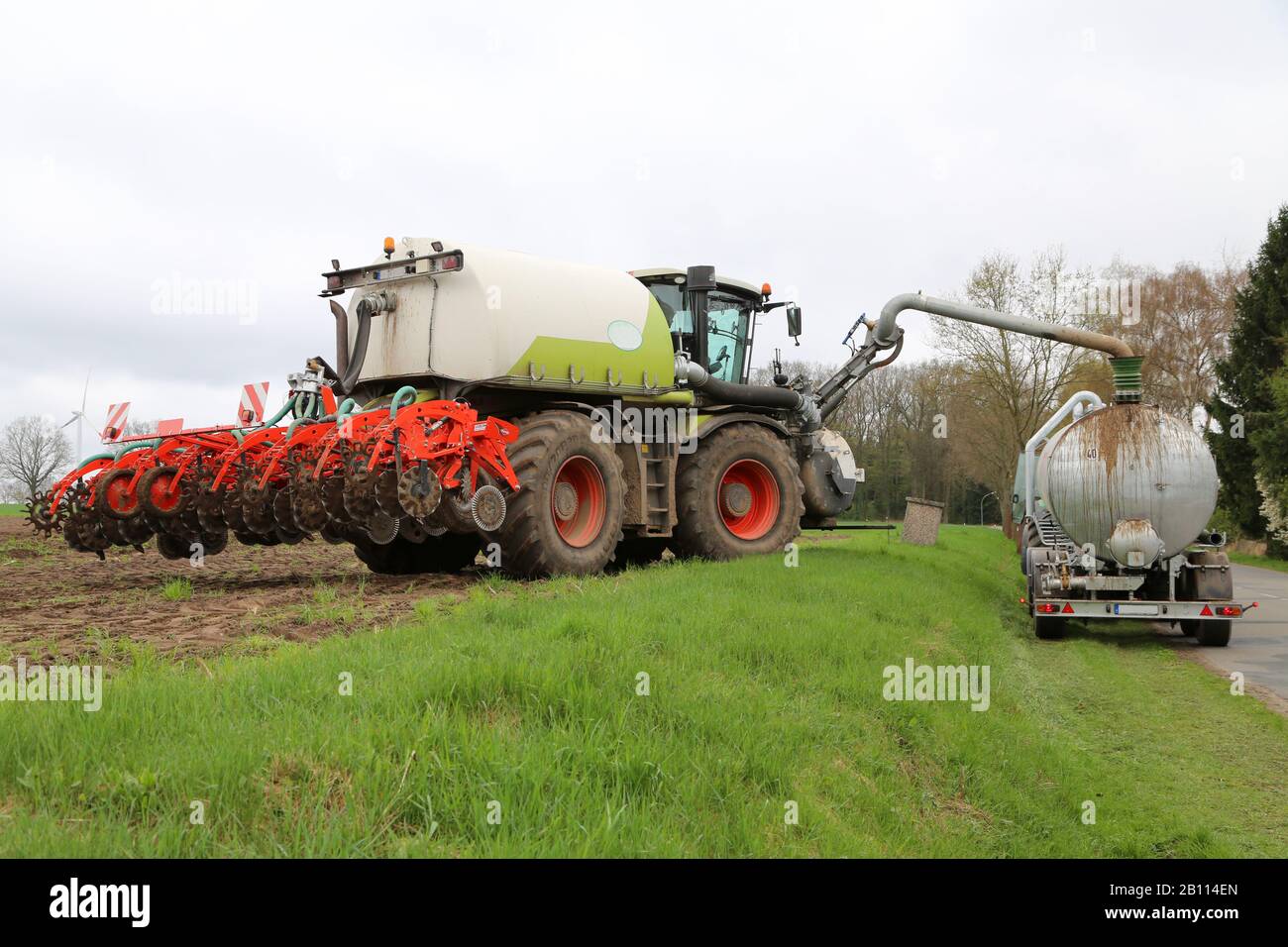 pumping slurry from tanker to tractor Stock Photo - Alamy