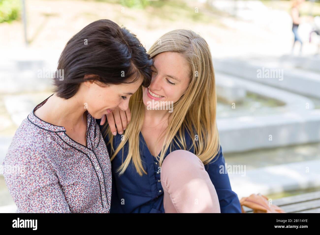 2 women friends talk hi-res stock photography and images - Alamy