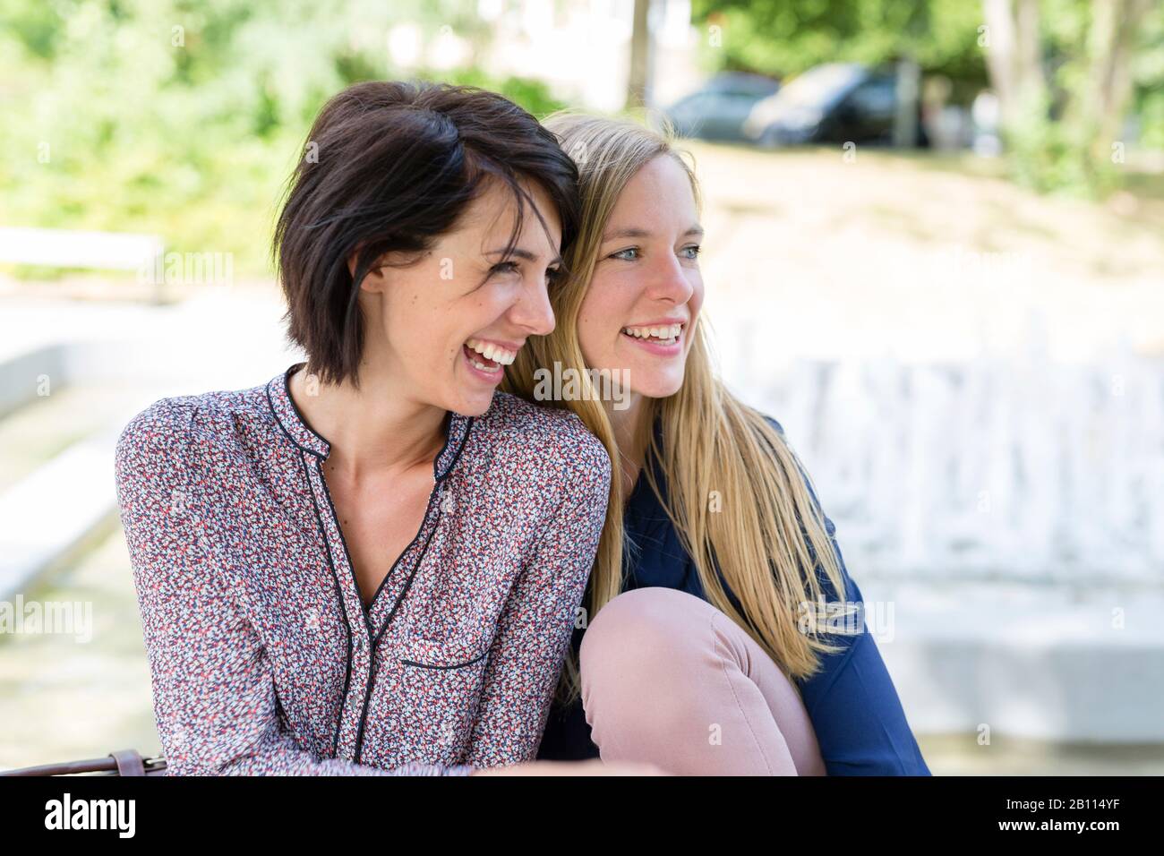 Laugh friends hi-res stock photography and images - Alamy