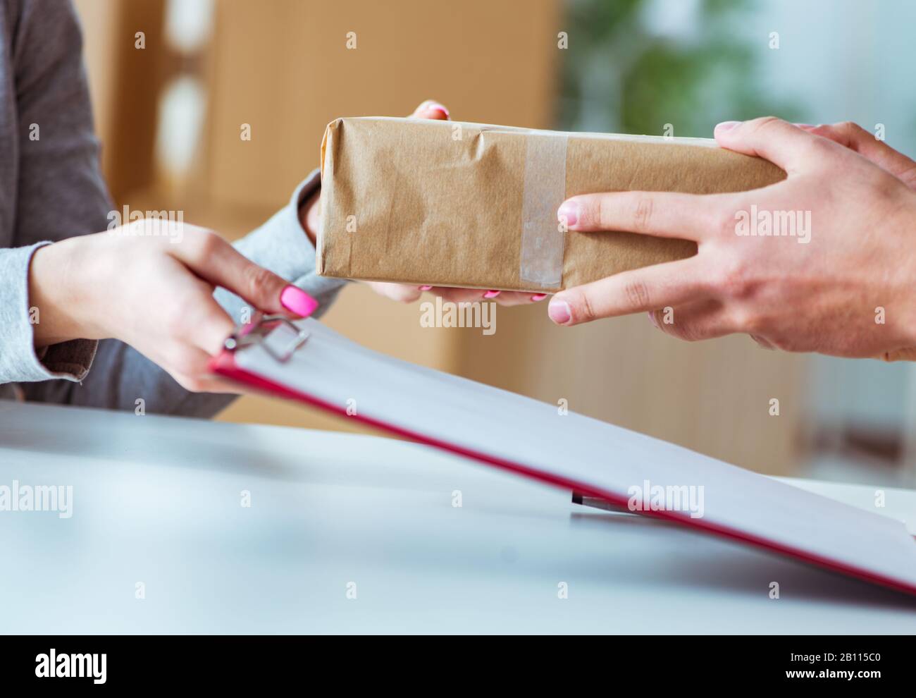 The delivery man delivering parcel box Stock Photo - Alamy