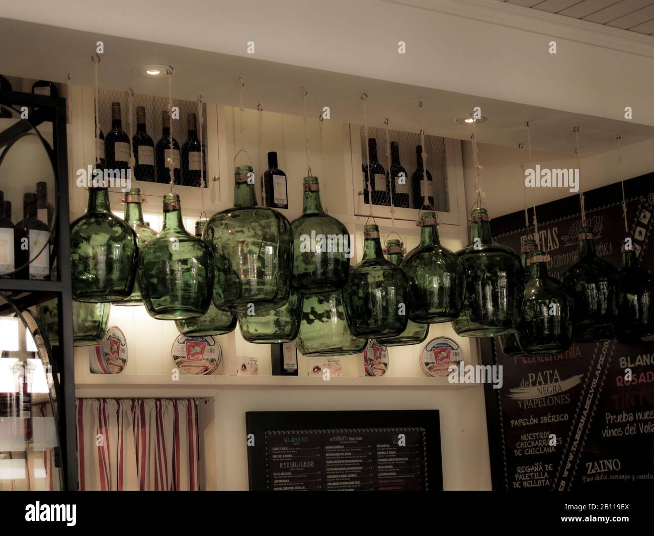 Traditional spanish bar hi-res stock photography and images - Alamy