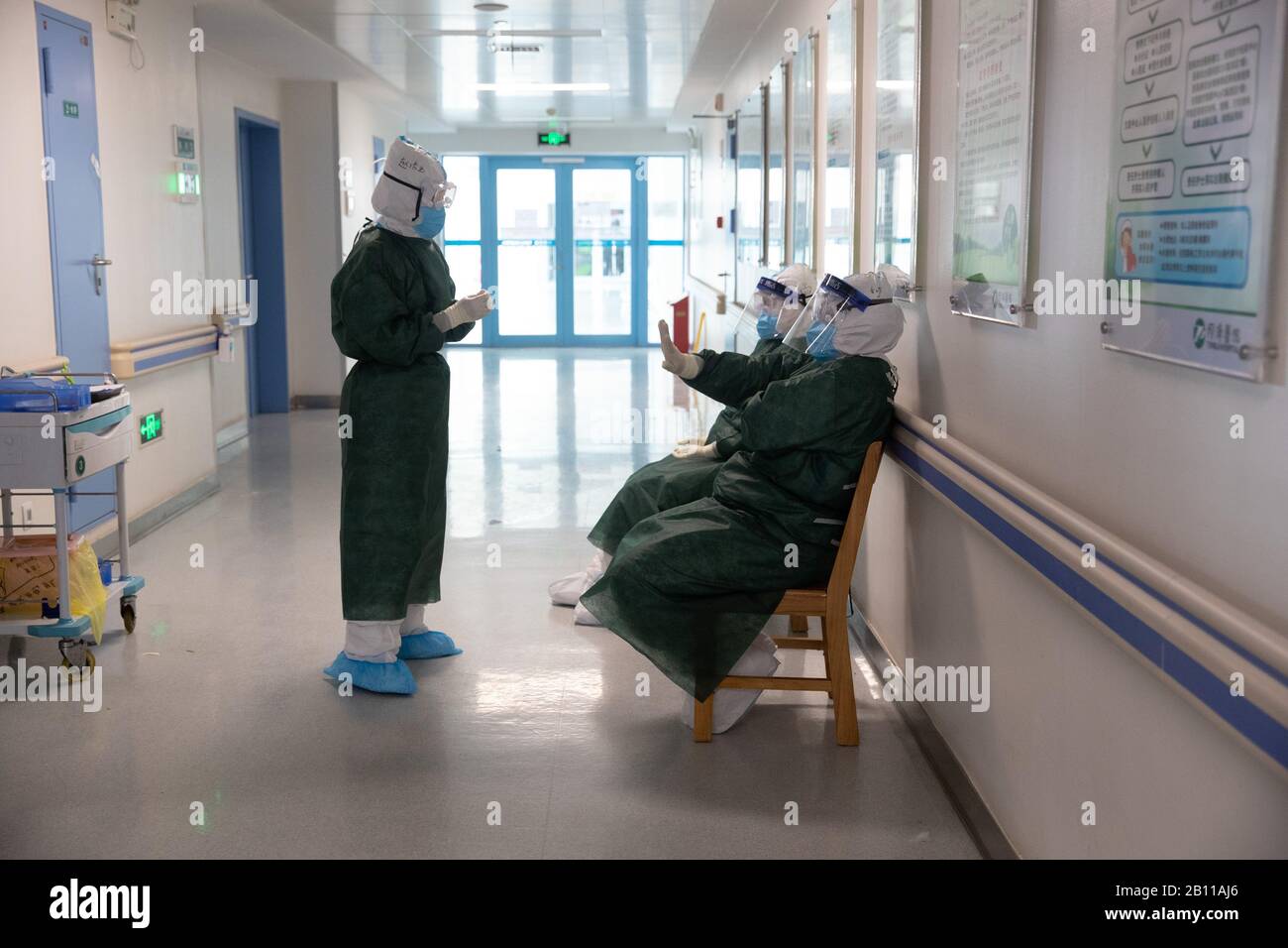 Well-protected Chinese medical workers talk in the isolation ward for ...