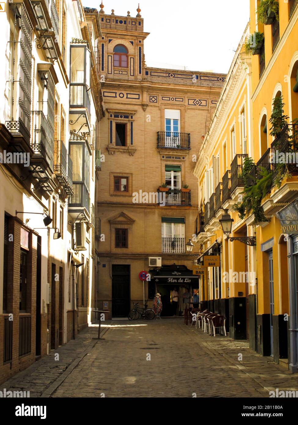 Live street scene street of houses hi-res stock photography and images ...